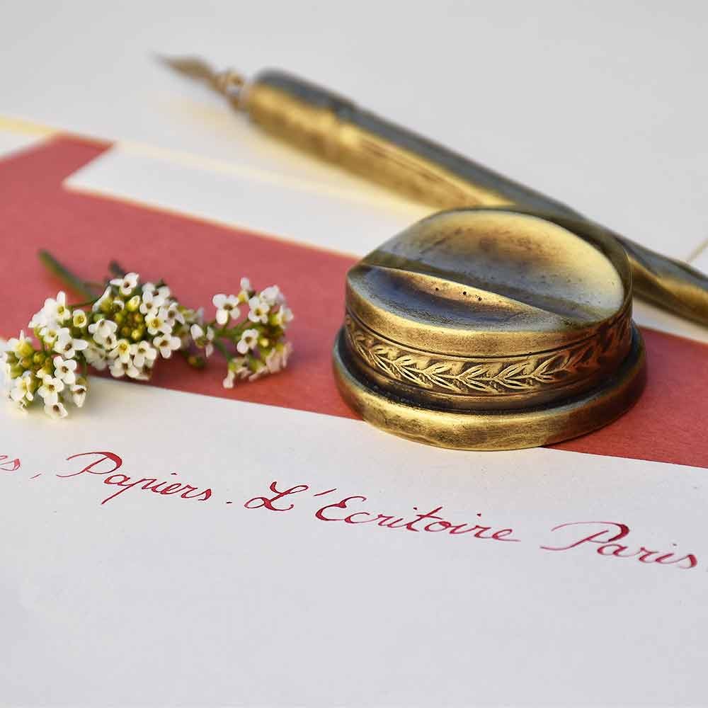 Pen rest or maybe dip pen rest with a round shape - L'Ecritoire Paris