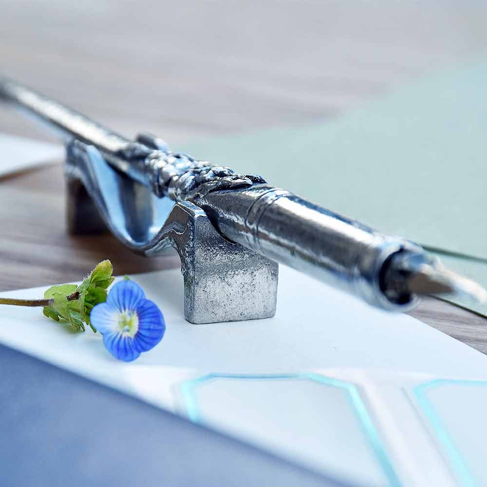 Rectangular pen rest for dip pen, fountain pen, brush or pencil.