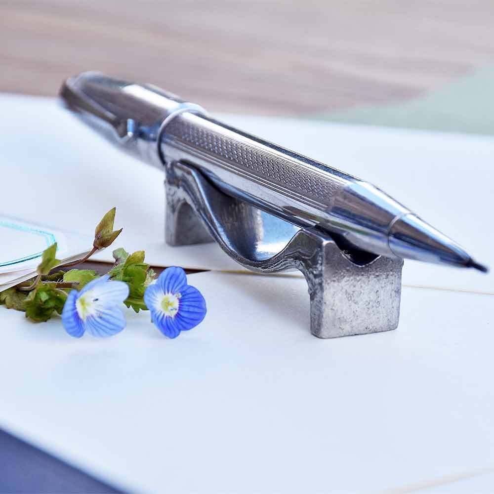 Rectangular pen rest for dip pen, fountain pen, brush or pencil.