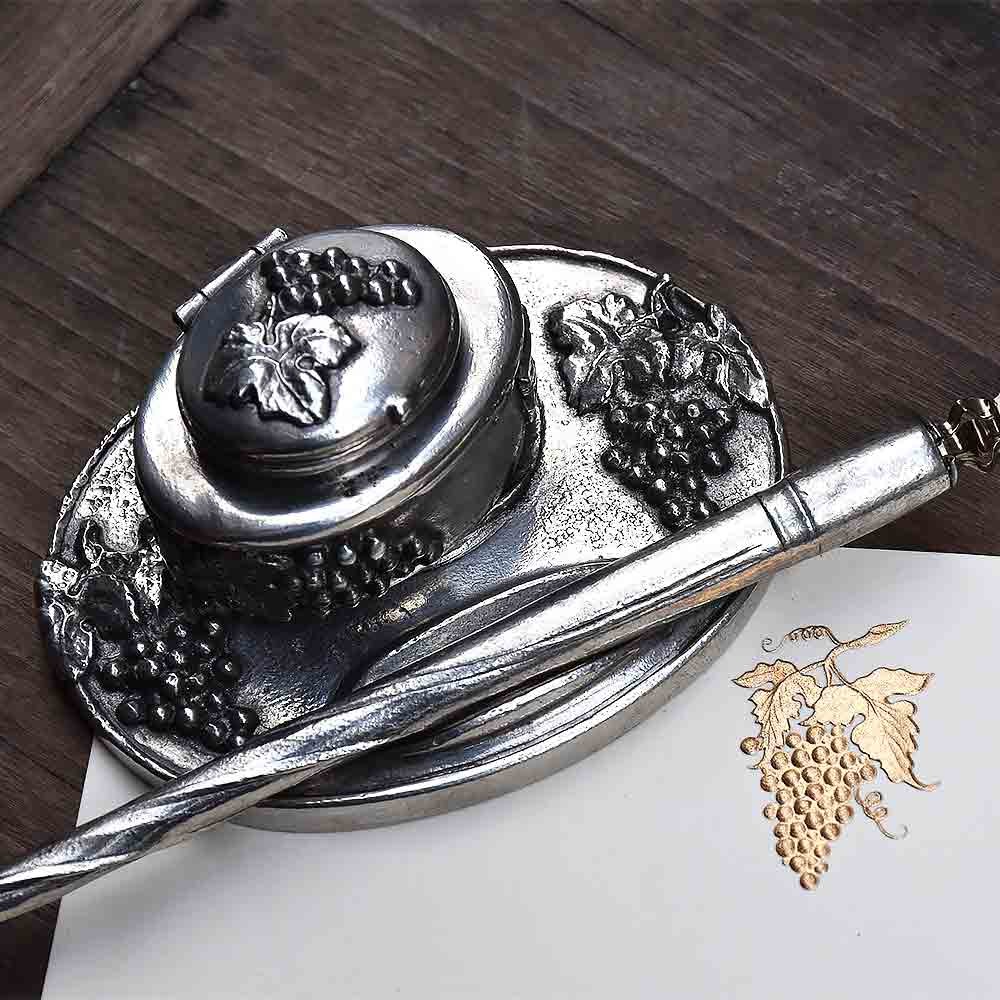 Encriers, repose-plume, support de porte-plume et boîtes de plumes.