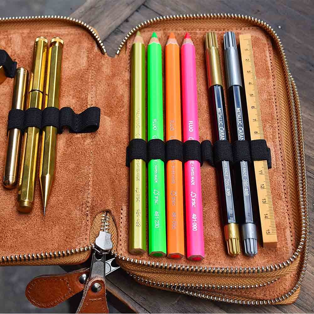 Double pen case in natural leather to carry all your pens everywhere.