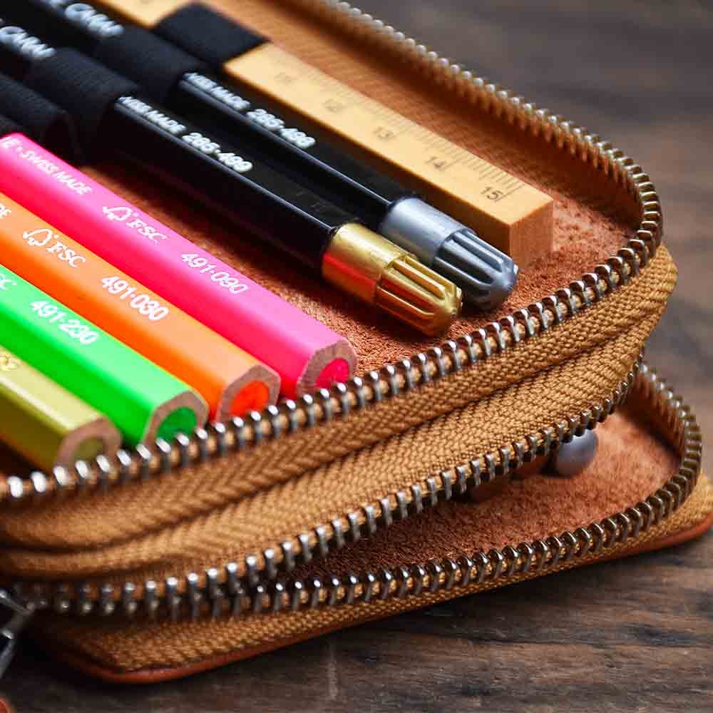 Double pen case in natural leather to carry all your pens everywhere.