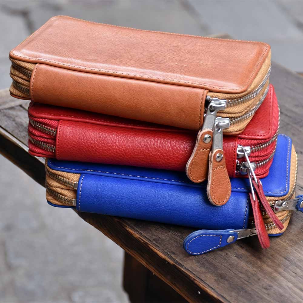 Double pen case in natural leather to carry all your pens everywhere.