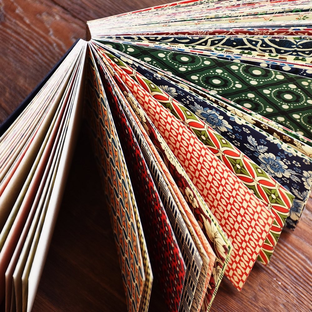 Petit bloc-notes avec 100 papiers italiens différents