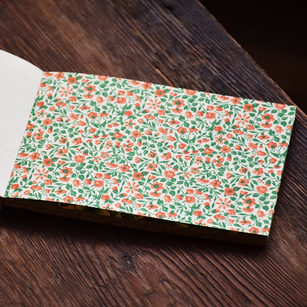 Petit bloc-notes avec 100 papiers italiens différents