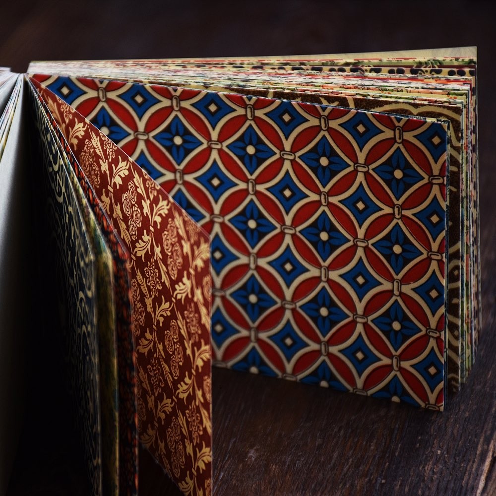 Petit bloc-notes avec 100 papiers italiens différents