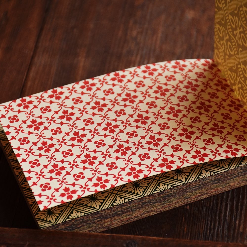 Petit bloc-notes avec 100 papiers italiens différents