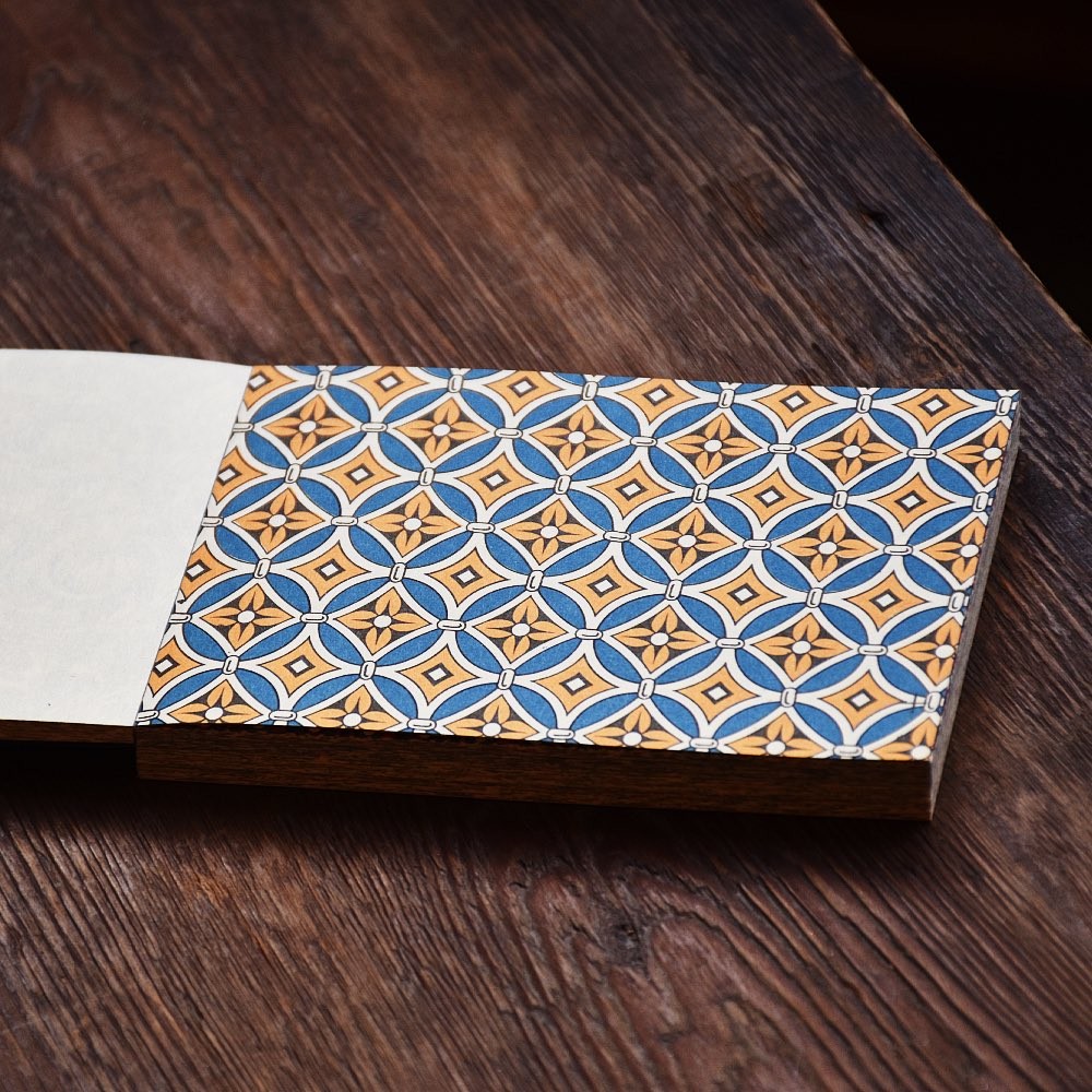 Petit bloc-notes avec 100 papiers italiens différents