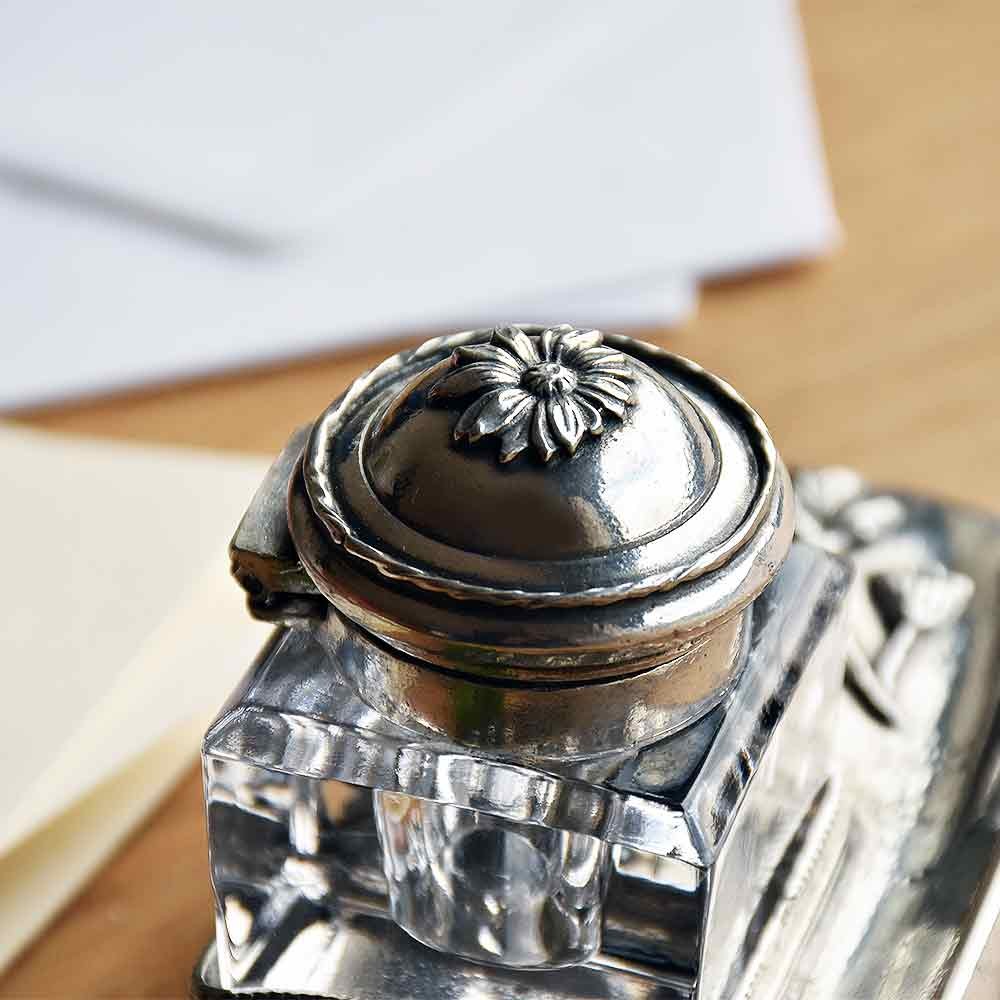 Encrier en étain et en verre avec des motifs de marguerites - L'Ecritoire.